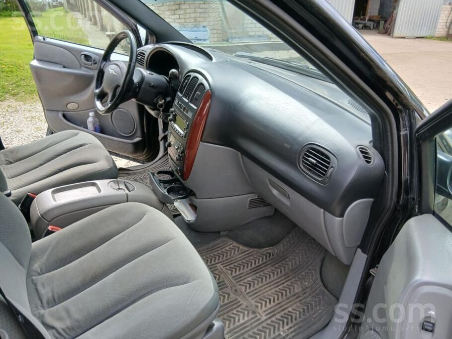 Black Chrysler Grand Voyager 2008 in Valmiera, with an engine capacity of 2.80 L and mileage of 312 thousand km for 2400 €, photo 11 on AUTOMOTO.COM.LV