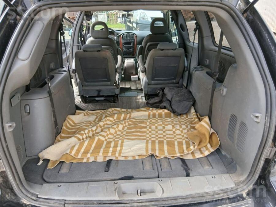 Black Chrysler Grand Voyager 2008 in Valmiera, with an engine capacity of 2.80 L and mileage of 312 thousand km for 2400 €, photo 13 on AUTOMOTO.COM.LV