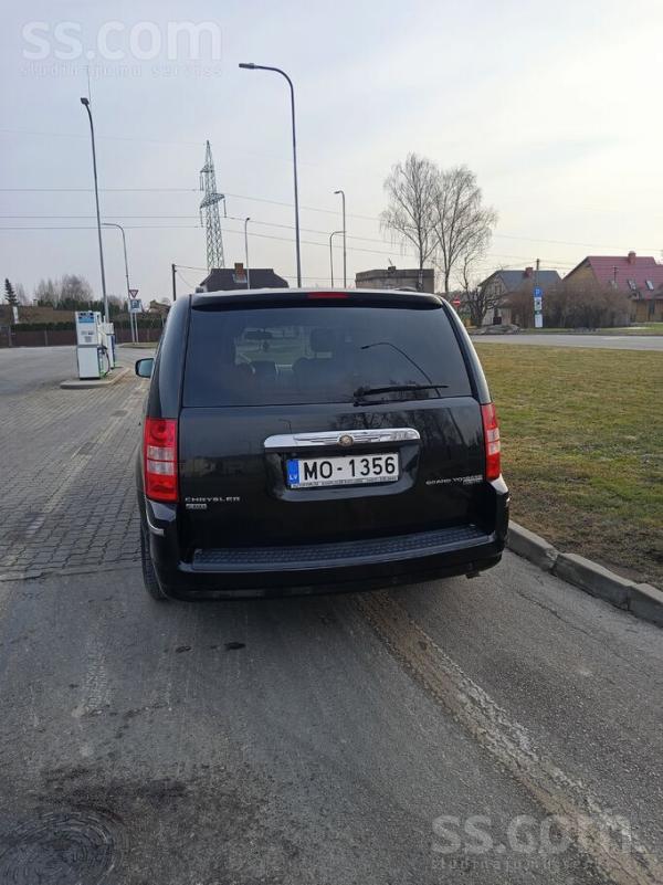Black Chrysler Grand Voyager 2008 in Jelgava, with an engine capacity of 2.80 L and mileage of 220 thousand km for 5550 €, photo 3 on AUTOMOTO.COM.LV