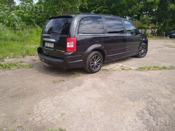 Black Chrysler Grand Voyager 2008 in Riga, with an engine capacity of 2.80 L and mileage of 367 thousand km for 3099 €, photo 2 on AUTOMOTO.COM.LV