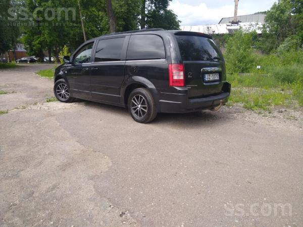 Black Chrysler Grand Voyager 2008 in Riga, with an engine capacity of 2.80 L and mileage of 367 thousand km for 3099 €, photo 4 on AUTOMOTO.COM.LV