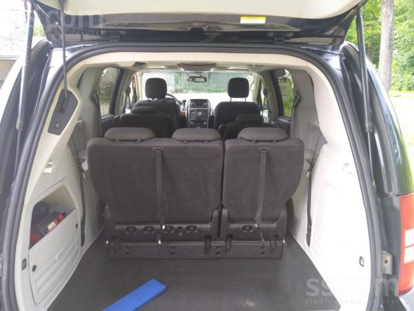 Black Chrysler Grand Voyager 2008 in Riga, with an engine capacity of 2.80 L and mileage of 367 thousand km for 3099 €, photo 5 on AUTOMOTO.COM.LV