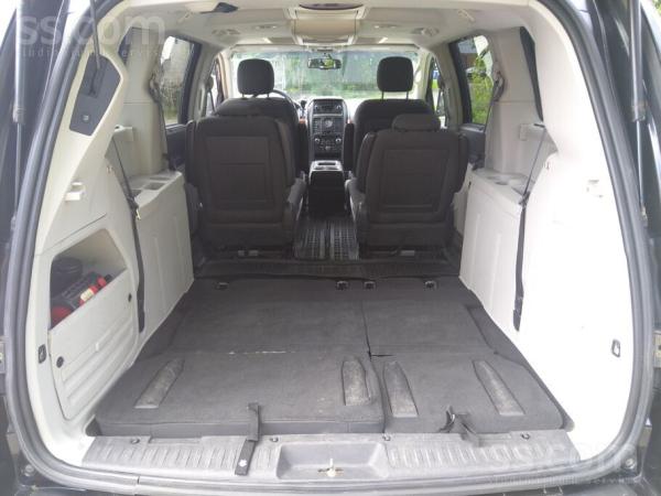 Black Chrysler Grand Voyager 2008 in Riga, with an engine capacity of 2.80 L and mileage of 367 thousand km for 3099 €, photo 6 on AUTOMOTO.COM.LV