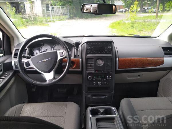 Black Chrysler Grand Voyager 2008 in Riga, with an engine capacity of 2.80 L and mileage of 367 thousand km for 3099 €, photo 7 on AUTOMOTO.COM.LV
