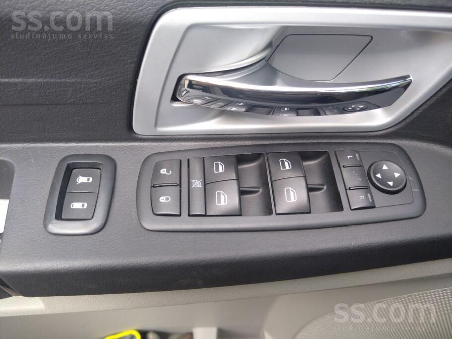 Melns Chrysler Grand Voyager 2008 Rīga, ar dzinēja tilpumu 2.80 L un nobraukumu 367 tūkst. km par 3099 €, foto 13 vietnē AUTOMOTO.COM.LV