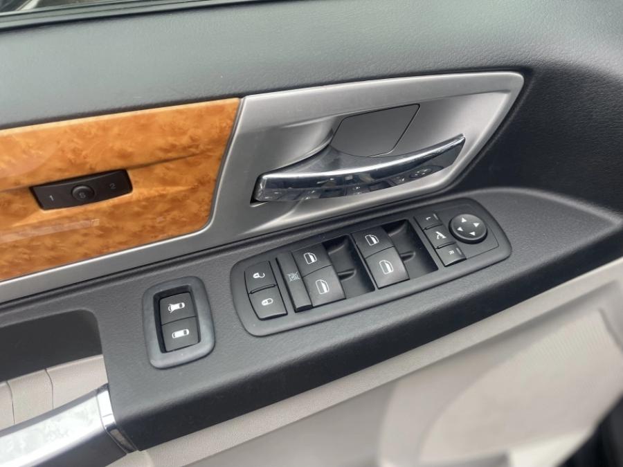 Melns Chrysler Grand Voyager 2008 Rīga, ar dzinēja tilpumu 2.80 L un nobraukumu 232 tūkst. km par 4990 €, foto 22 vietnē AUTOMOTO.COM.LV