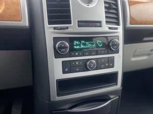 Melns Chrysler Grand Voyager 2008 Rīga, ar dzinēja tilpumu 2.80 L un nobraukumu 232 tūkst. km par 4990 €, foto 26 vietnē AUTOMOTO.COM.LV