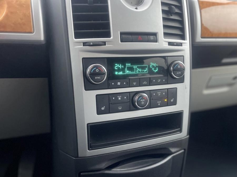 Melns Chrysler Grand Voyager 2008 Rīga, ar dzinēja tilpumu 2.80 L un nobraukumu 232 tūkst. km par 4990 €, foto 26 vietnē AUTOMOTO.COM.LV