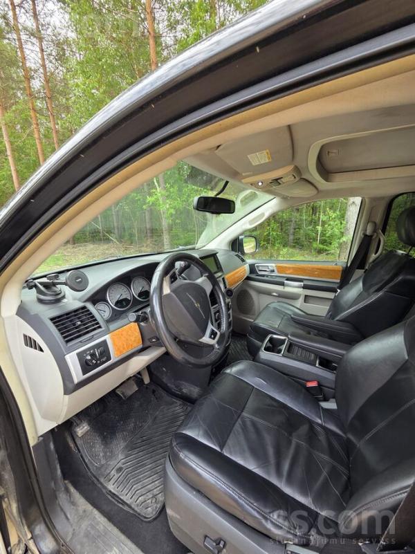 Melns Chrysler Grand Voyager 2008 Bauska, ar dzinēja tilpumu 2.80 L un nobraukumu 353 tūkst. km par 2500 €, foto 6 vietnē AUTOMOTO.COM.LV