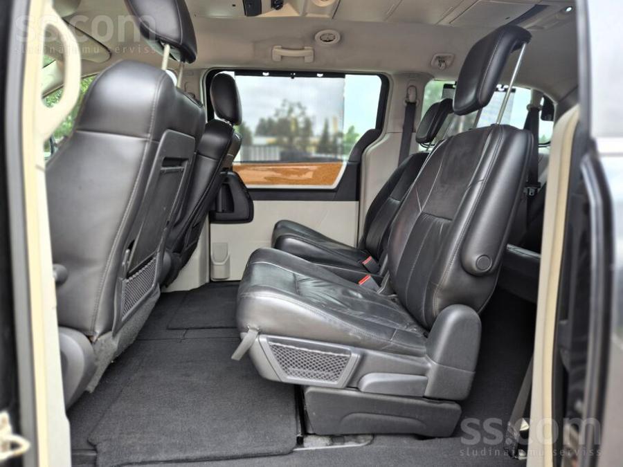 Melns Chrysler Grand Voyager 2008 Rīga, ar dzinēja tilpumu 2.80 L un nobraukumu 289 tūkst. km par 3200 €, foto 10 vietnē AUTOMOTO.COM.LV