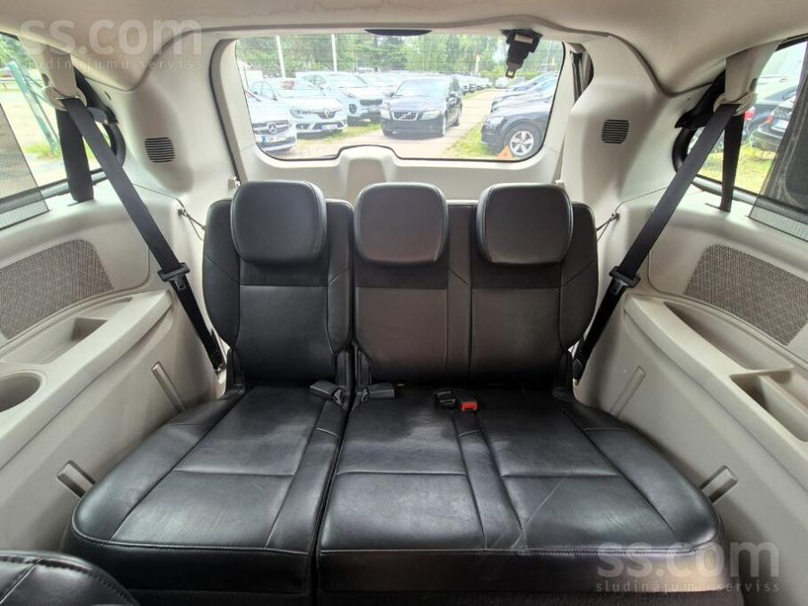 Melns Chrysler Grand Voyager 2008 Rīga, ar dzinēja tilpumu 2.80 L un nobraukumu 289 tūkst. km par 3200 €, foto 14 vietnē AUTOMOTO.COM.LV
