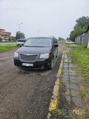 Melns Chrysler Grand Voyager 2008 Rīga, ar dzinēja tilpumu 2.80 L un nobraukumu 329 tūkst. km par 2999 €, foto  vietnē AUTOMOTO.COM.LV