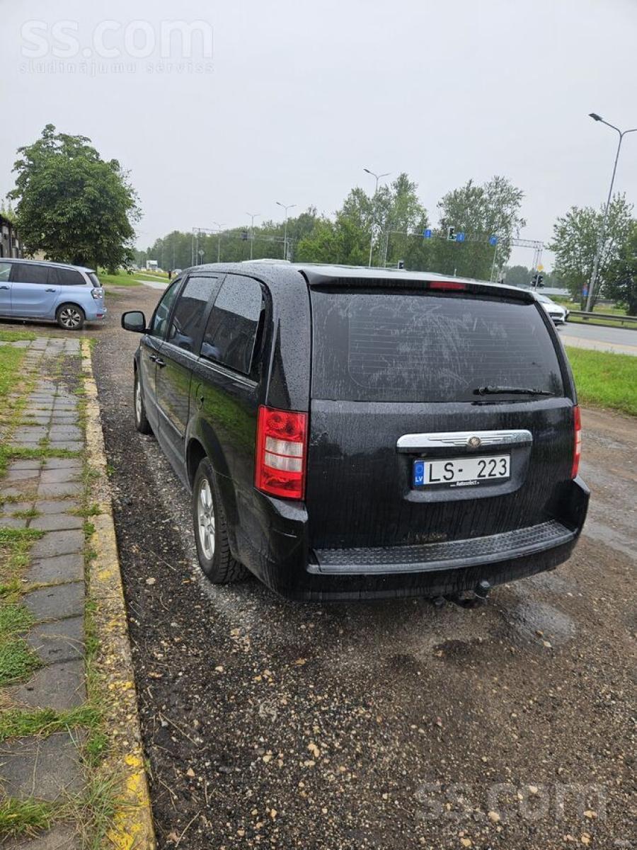 Black Chrysler Grand Voyager 2008 in Riga, with an engine capacity of 2.80 L and mileage of 329 thousand km for 2999 €, photo 4 on AUTOMOTO.COM.LV