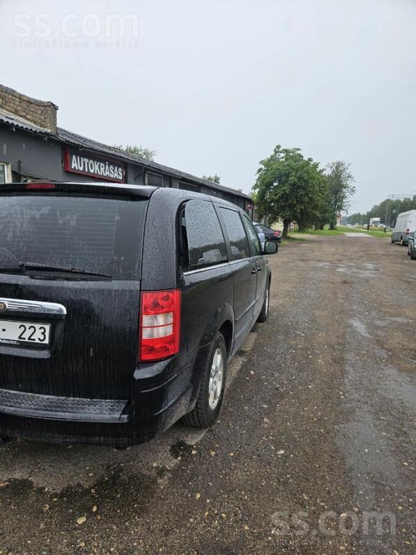 Black Chrysler Grand Voyager 2008 in Riga, with an engine capacity of 2.80 L and mileage of 329 thousand km for 2999 €, photo 4 on AUTOMOTO.COM.LV