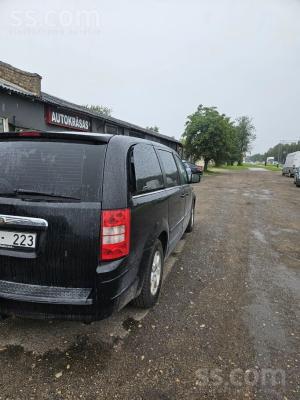 Black Chrysler Grand Voyager 2008 in Riga, with an engine capacity of 2.80 L and mileage of 329 thousand km for 2999 €, photo 5 on AUTOMOTO.COM.LV