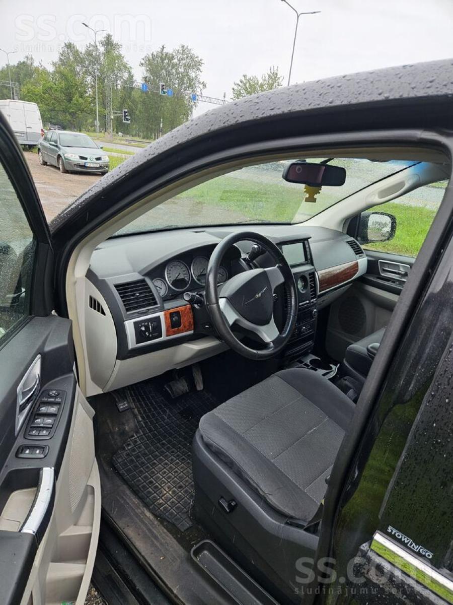 Black Chrysler Grand Voyager 2008 in Riga, with an engine capacity of 2.80 L and mileage of 329 thousand km for 2999 €, photo 6 on AUTOMOTO.COM.LV