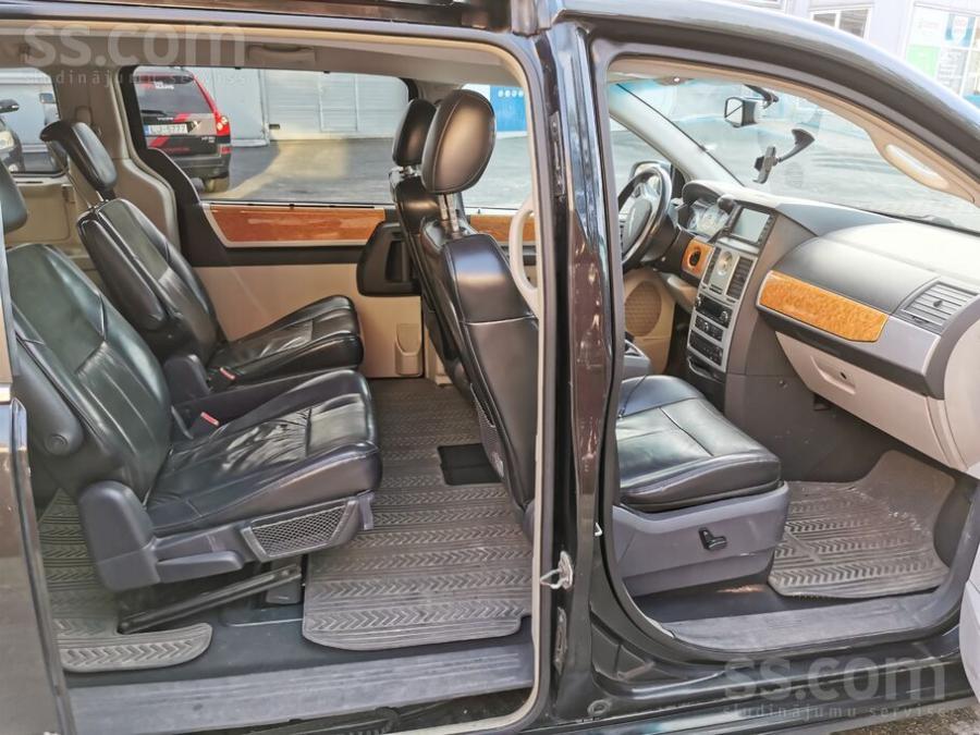 Melns Chrysler Grand Voyager 2008 Rīga, ar dzinēja tilpumu 3.80 L un nobraukumu 323 tūkst. km par 3900 €, foto 5 vietnē AUTOMOTO.COM.LV