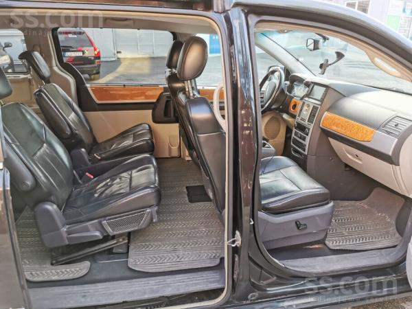 Melns Chrysler Grand Voyager 2008 Rīga, ar dzinēja tilpumu 3.80 L un nobraukumu 323 tūkst. km par 3900 €, foto 4 vietnē AUTOMOTO.COM.LV