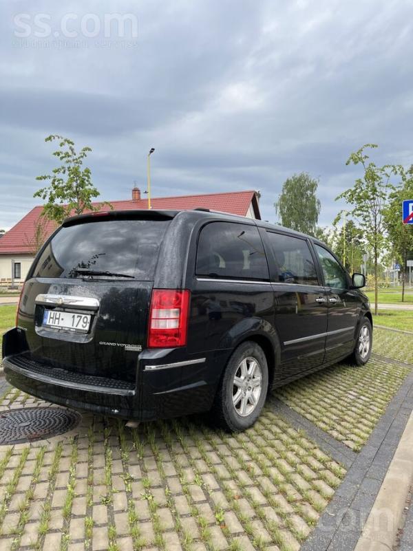 Melns Chrysler Grand Voyager 2008 Aizkraukle, ar dzinēja tilpumu 2.80 L un nobraukumu 252 tūkst. km par 4200 €, foto 8 vietnē AUTOMOTO.COM.LV