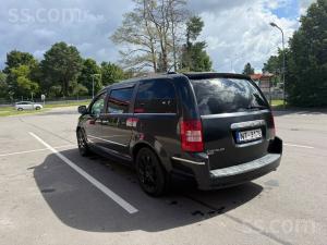 Black Chrysler Grand Voyager 2008 in Ogre, with an engine capacity of 2.80 L and mileage of 276 thousand km for 4500 €, photo 6 on AUTOMOTO.COM.LV