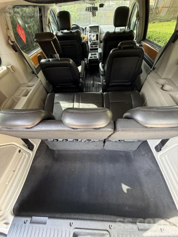 Black Chrysler Grand Voyager 2008 in Ogre, with an engine capacity of 2.80 L and mileage of 276 thousand km for 4500 €, photo 8 on AUTOMOTO.COM.LV