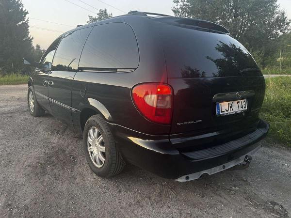 Black Chrysler Grand Voyager 2008 in Vilnius, with an engine capacity of 2.78 L and mileage of 269 thousand km for 1050 €, photo 1 on AUTOMOTO.COM.LV
