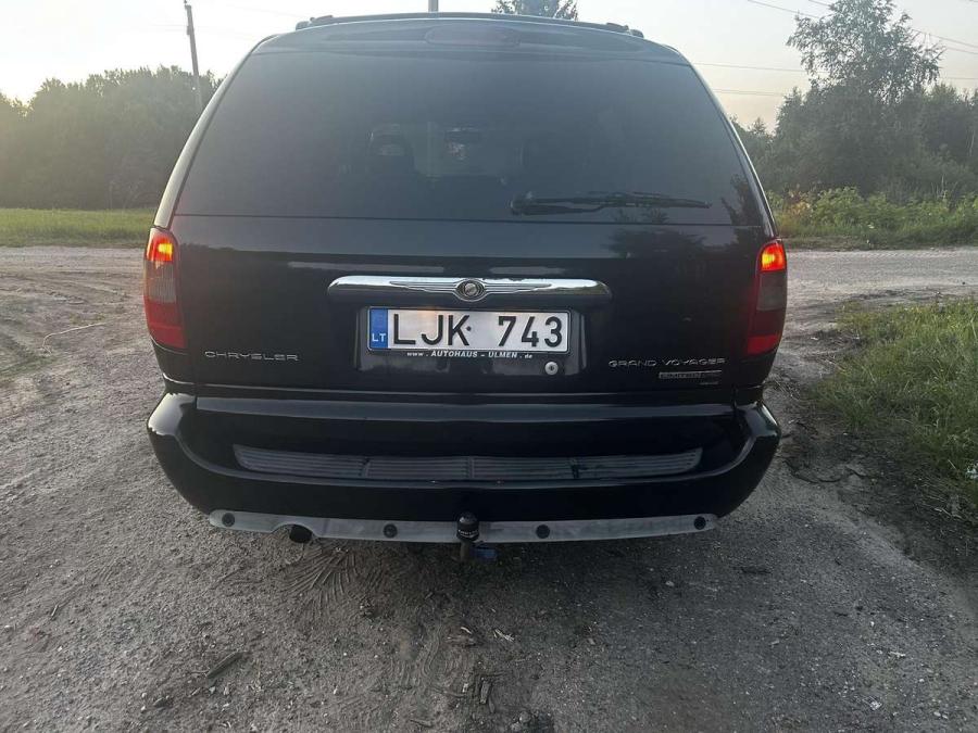 Black Chrysler Grand Voyager 2008 in Vilnius, with an engine capacity of 2.78 L and mileage of 269 thousand km for 1050 €, photo 3 on AUTOMOTO.COM.LV