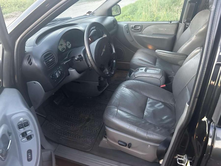 Black Chrysler Grand Voyager 2008 in Vilnius, with an engine capacity of 2.78 L and mileage of 269 thousand km for 1050 €, photo 13 on AUTOMOTO.COM.LV