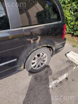 Melns Chrysler Grand Voyager 2008 Rīga, ar dzinēja tilpumu 2.80 L un nobraukumu 275 tūkst. km par 2500 €, foto 4 vietnē AUTOMOTO.COM.LV