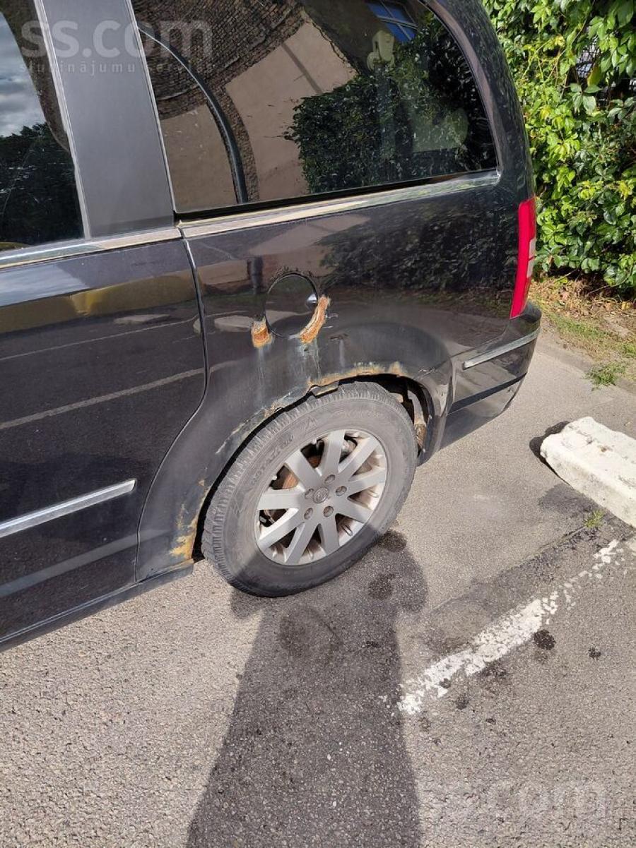 Melns Chrysler Grand Voyager 2008 Rīga, ar dzinēja tilpumu 2.80 L un nobraukumu 275 tūkst. km par 2500 €, foto 4 vietnē AUTOMOTO.COM.LV