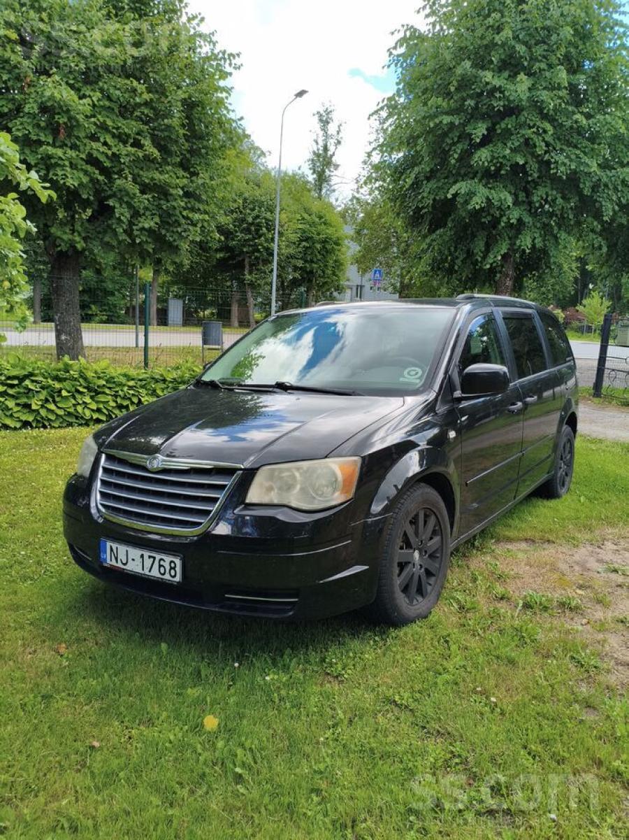 Melns Chrysler Grand Voyager 2008 Rēzekne, ar dzinēja tilpumu 3.00 L un nobraukumu 245 tūkst. km par 4000 €, foto 3 vietnē AUTOMOTO.COM.LV