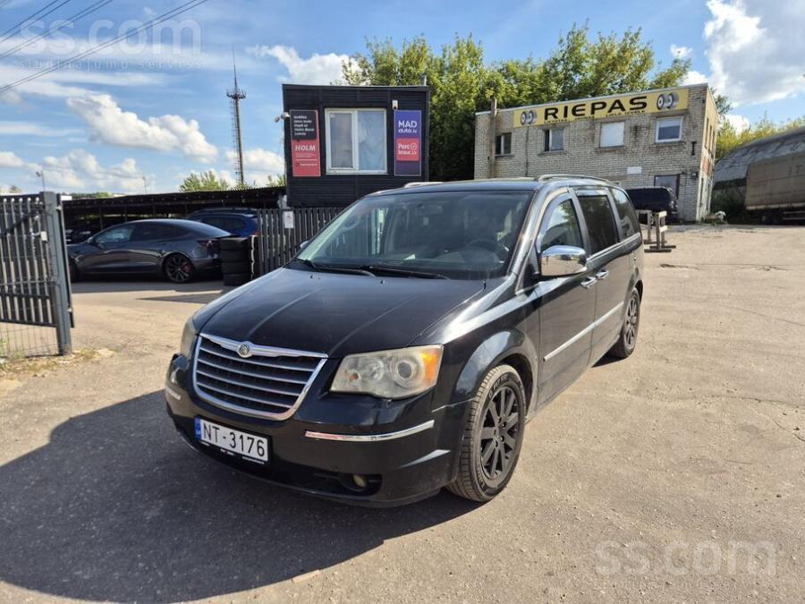 Black Chrysler Grand Voyager 2008 in Riga, with an engine capacity of 2.80 L and mileage of 277 thousand km for 5490 €, photo 5 on AUTOMOTO.COM.LV