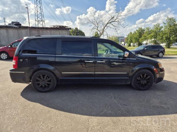 Black Chrysler Grand Voyager 2008 in Riga, with an engine capacity of 2.80 L and mileage of 277 thousand km for 5490 €, photo 6 on AUTOMOTO.COM.LV