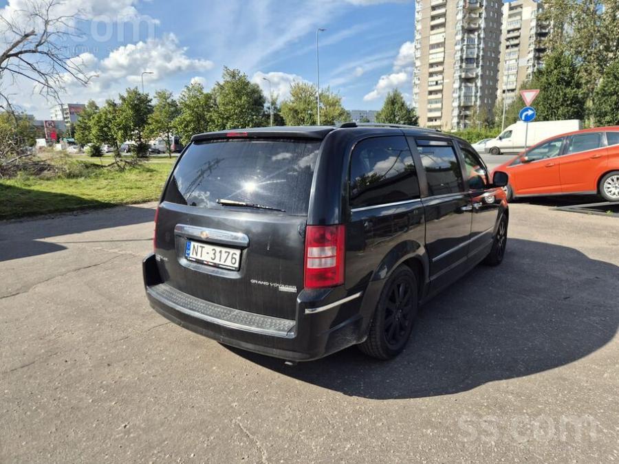 Black Chrysler Grand Voyager 2008 in Riga, with an engine capacity of 2.80 L and mileage of 277 thousand km for 5490 €, photo 7 on AUTOMOTO.COM.LV