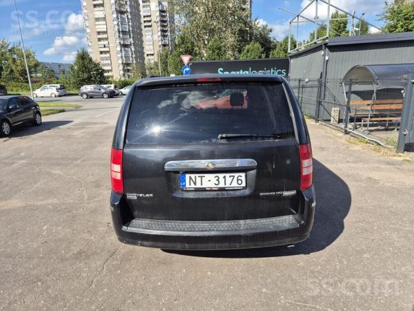 Black Chrysler Grand Voyager 2008 in Riga, with an engine capacity of 2.80 L and mileage of 277 thousand km for 5490 €, photo 8 on AUTOMOTO.COM.LV
