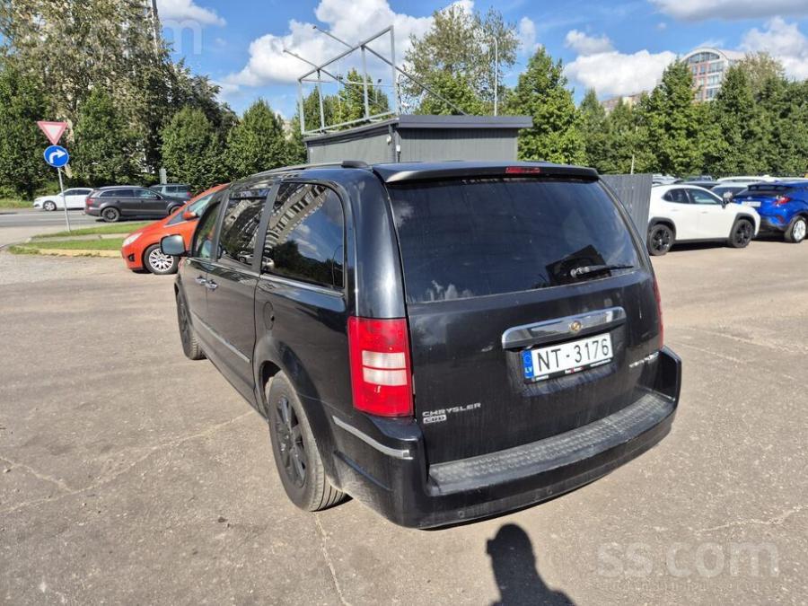 Black Chrysler Grand Voyager 2008 in Riga, with an engine capacity of 2.80 L and mileage of 277 thousand km for 5490 €, photo 9 on AUTOMOTO.COM.LV