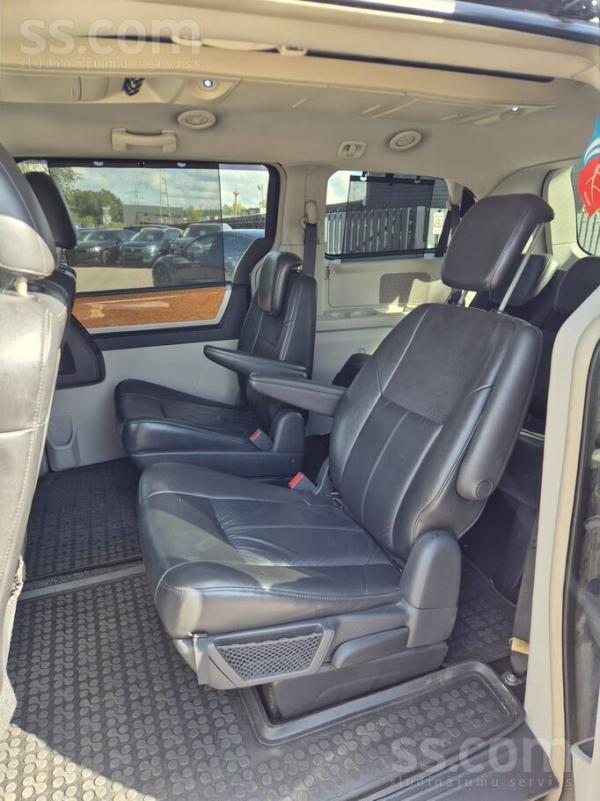Black Chrysler Grand Voyager 2008 in Riga, with an engine capacity of 2.80 L and mileage of 277 thousand km for 5490 €, photo 11 on AUTOMOTO.COM.LV
