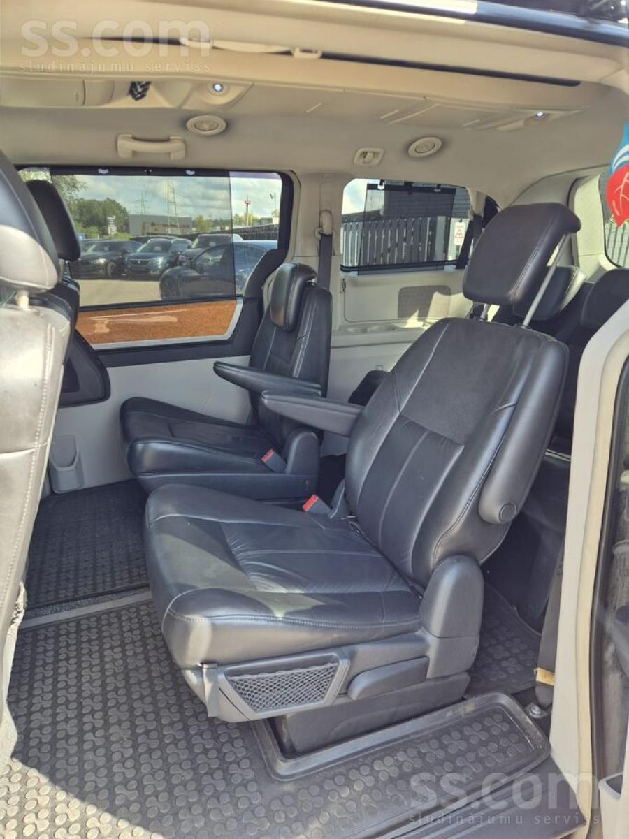Black Chrysler Grand Voyager 2008 in Riga, with an engine capacity of 2.80 L and mileage of 277 thousand km for 5490 €, photo 11 on AUTOMOTO.COM.LV