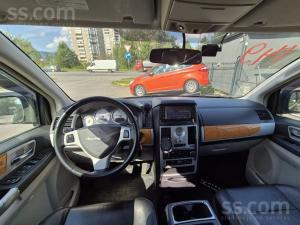 Black Chrysler Grand Voyager 2008 in Riga, with an engine capacity of 2.80 L and mileage of 277 thousand km for 5490 €, photo 15 on AUTOMOTO.COM.LV