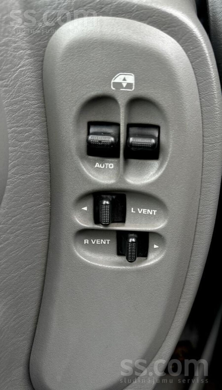 Melns Chrysler Grand Voyager 2008 Jelgava, ar dzinēja tilpumu 2.80 L un nobraukumu 300 tūkst. km par 1750 €, foto 15 vietnē AUTOMOTO.COM.LV