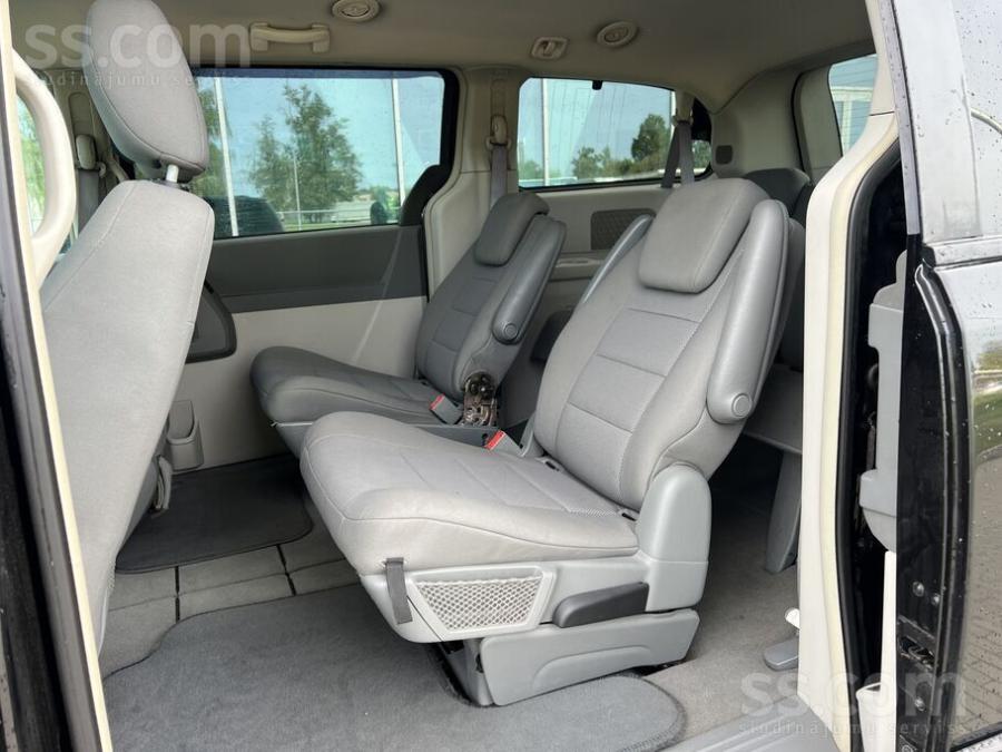 Melns Chrysler Grand Voyager 2008 Rēzekne, ar dzinēja tilpumu 2.80 L un nobraukumu 255 tūkst. km par 3490 €, foto 16 vietnē AUTOMOTO.COM.LV