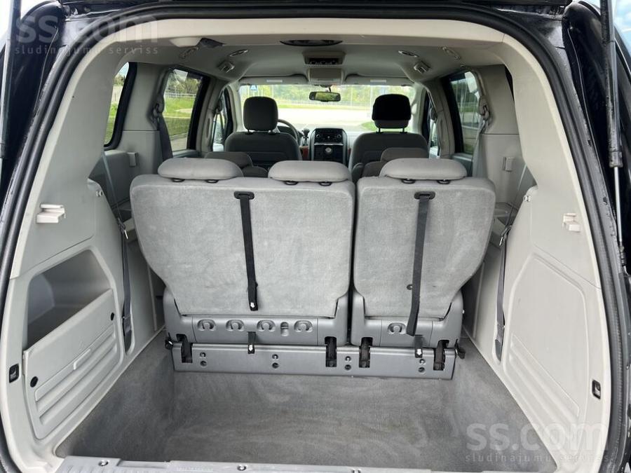 Melns Chrysler Grand Voyager 2008 Rēzekne, ar dzinēja tilpumu 2.80 L un nobraukumu 255 tūkst. km par 3490 €, foto 20 vietnē AUTOMOTO.COM.LV