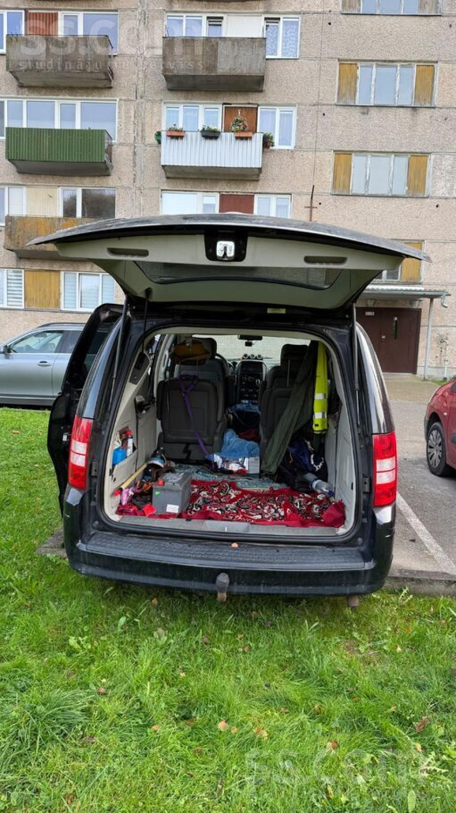 Black Chrysler Grand Voyager 2008 in Riga, with an engine capacity of 3.30 L and mileage of 189 thousand km for 2300 €, photo 13 on AUTOMOTO.COM.LV
