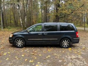 Black Chrysler Grand Voyager 2008 in Riga, with an engine capacity of 2.80 L and mileage of 0 thousand km for 3799 €, photo 3 on AUTOMOTO.COM.LV