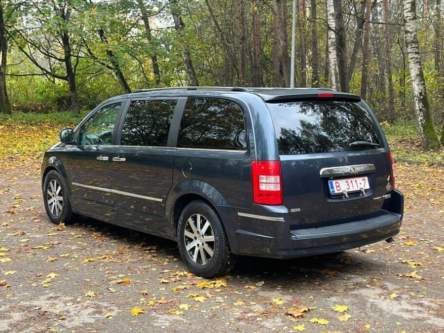 Black Chrysler Grand Voyager 2008 in Riga, with an engine capacity of 2.80 L and mileage of 0 thousand km for 3799 €, photo 4 on AUTOMOTO.COM.LV