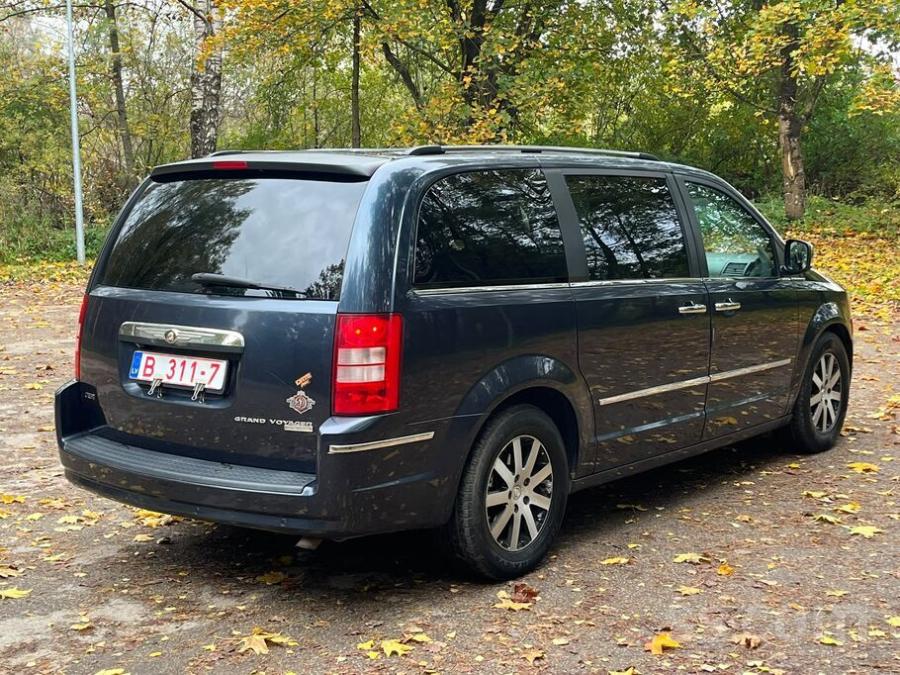 Black Chrysler Grand Voyager 2008 in Riga, with an engine capacity of 2.80 L and mileage of 0 thousand km for 3799 €, photo 6 on AUTOMOTO.COM.LV