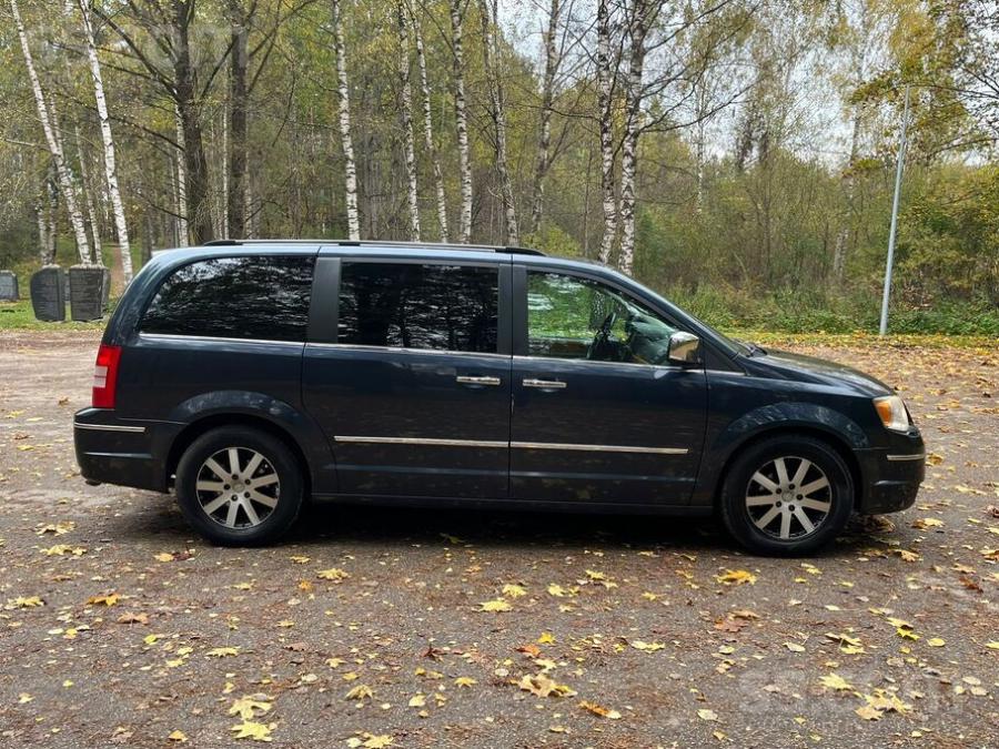 Black Chrysler Grand Voyager 2008 in Riga, with an engine capacity of 2.80 L and mileage of 0 thousand km for 3799 €, photo 7 on AUTOMOTO.COM.LV