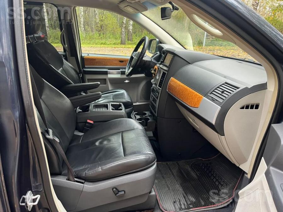 Black Chrysler Grand Voyager 2008 in Riga, with an engine capacity of 2.80 L and mileage of 0 thousand km for 3799 €, photo 24 on AUTOMOTO.COM.LV
