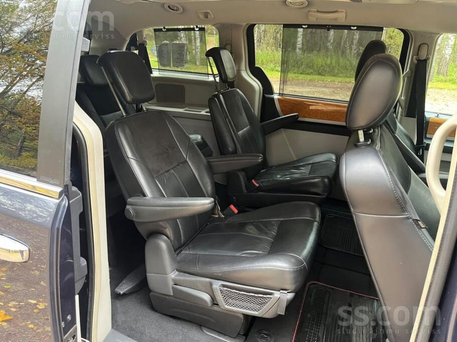 Black Chrysler Grand Voyager 2008 in Riga, with an engine capacity of 2.80 L and mileage of 0 thousand km for 3799 €, photo 25 on AUTOMOTO.COM.LV