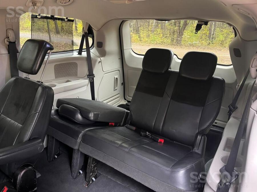 Black Chrysler Grand Voyager 2008 in Riga, with an engine capacity of 2.80 L and mileage of 0 thousand km for 3799 €, photo 30 on AUTOMOTO.COM.LV